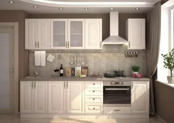 Hvide møbler og beige vægge i et lille køkken
