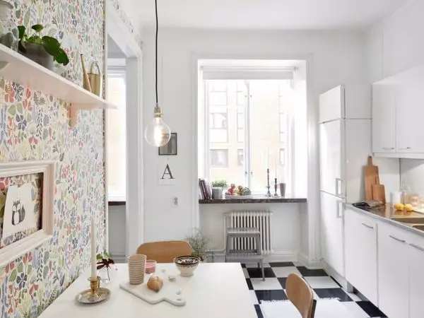 Behang met een patroon in de keuken in het wit