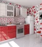 Wallpaper putih dengan pola cerah di dapur dengan furnitur merah dan putih