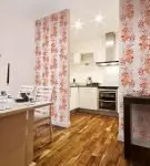 Pemisahan dapur dan partisi makan dengan wallpaper yang memadai