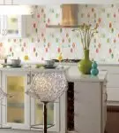 Papel de parede cun patrón sinxelo e brillante na cociña