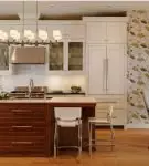 Spausdinti tapetai virtuvėje su baltais rudais baldais