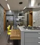 在狹窄的廚房裡修補了壁紙