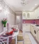 Beyaz mobilya ile mutfakta duvarların kontrast tasarımı