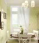 Бледозелени тапети в малка и уютна кухня