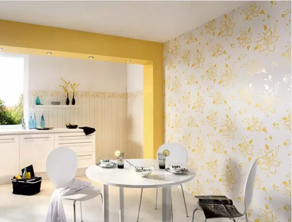 स्वयंपाकघर-जेवणाच्या खोलीत पांढरा आणि पिवळे वॉलपेपर