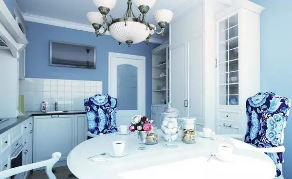 ห้องครัวที่มีวอลล์เปเปอร์สีฟ้าและเฟอร์นิเจอร์สีขาว