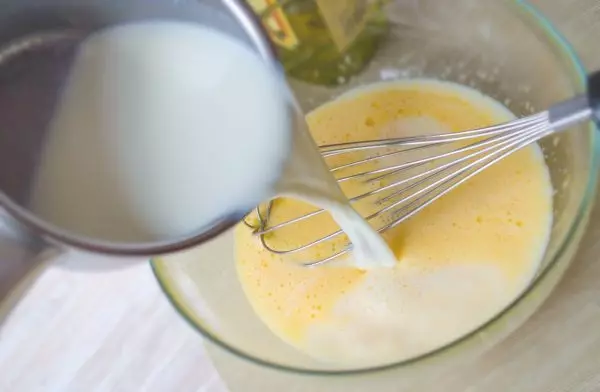 اضافه کردن شیر به تخم مرغ شلاق