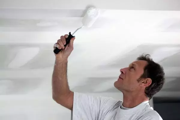 天井を塗る過程