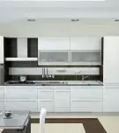 白い天井のあるキッチン
