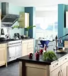 Bucătărie cu tavan alb și capete maro deschise