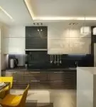 Bucătărie cu tavan pictat și mobilier întunecat