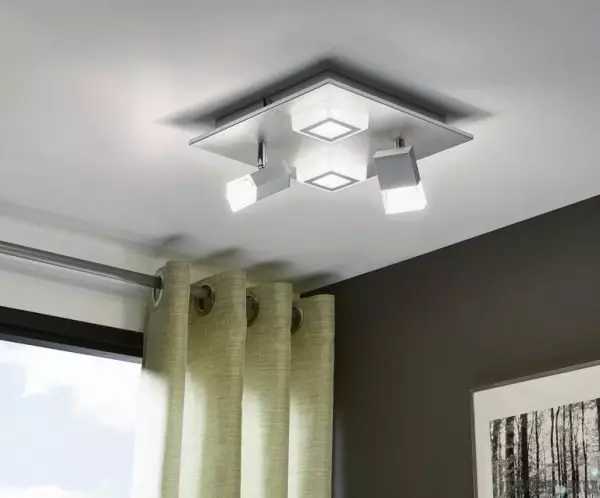 Компактен лустер на таванот со слаба осветленост
