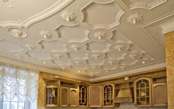 Plafond avec stuc dans un intérieur classique