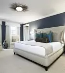 Plafond blanc avec lustre spectaculaire dans la chambre à coucher