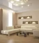Lesklé stropné a béžové závesy v obývacej izbe