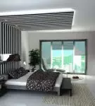 Czarno-białe paski w sypialni z niskim sufitem