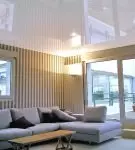 Osvetlenie na lesku stropu v obývacej izbe s pruhovanými tapetami