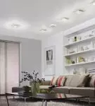 Рефлектори на бел таван во собата