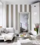 Wallpaper Striped Light dan Perabot Putih di dalam Bilik