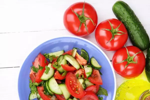 Tomaten en komkommers op een bord