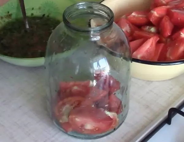 Bankdagi pomidor