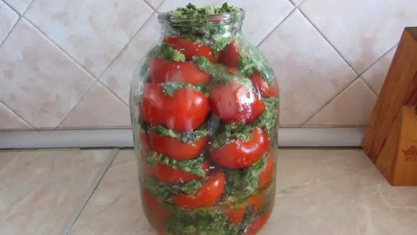 Pankki täynnä tomaatteja ja vihreää marinadia