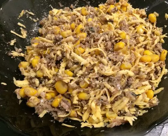 Krumpled Sprats, Cont Corn en roastere tsiis yn in glêsbak