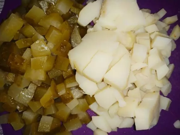 Нарязани солени краставици и варени картофи