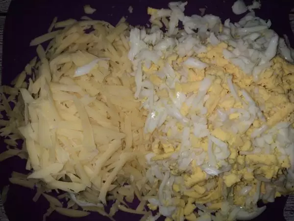 Sombreiro nun gran ralador ovos cocidos e queixo sólido
