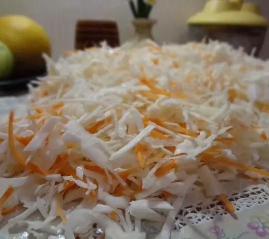 Nashkinged baltos kopūstos su išlenkta morka