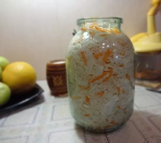 Kubis dengan wortel dalam toples kaca