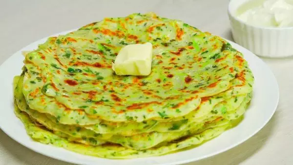 နို့ပေါ် zucchini pancakes
