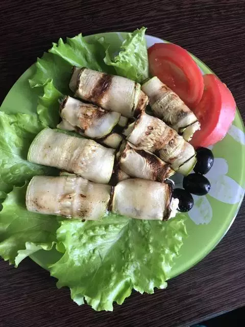 Rolls en un plato con greens