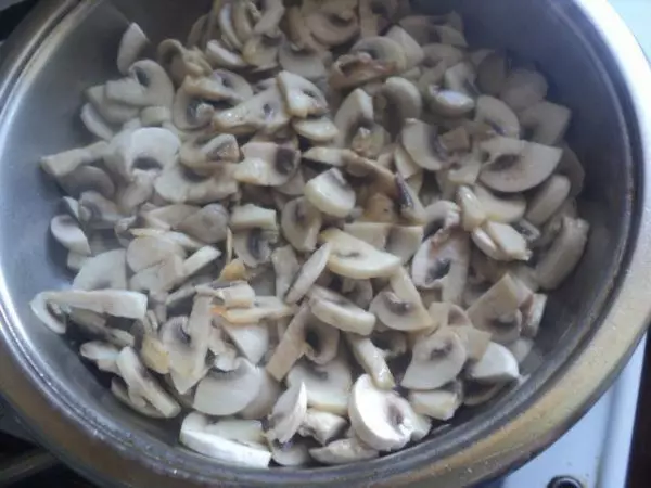 قارچ ها در یک ظرف پخت