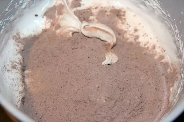 Adăugarea de cacao și vanilie la ouăle biciuite