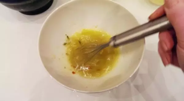 在一个碗的柠檬卤汁有金属楔子的