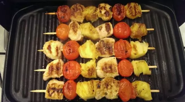 鸡乳房kebabs用樱桃和菠萝在格栅