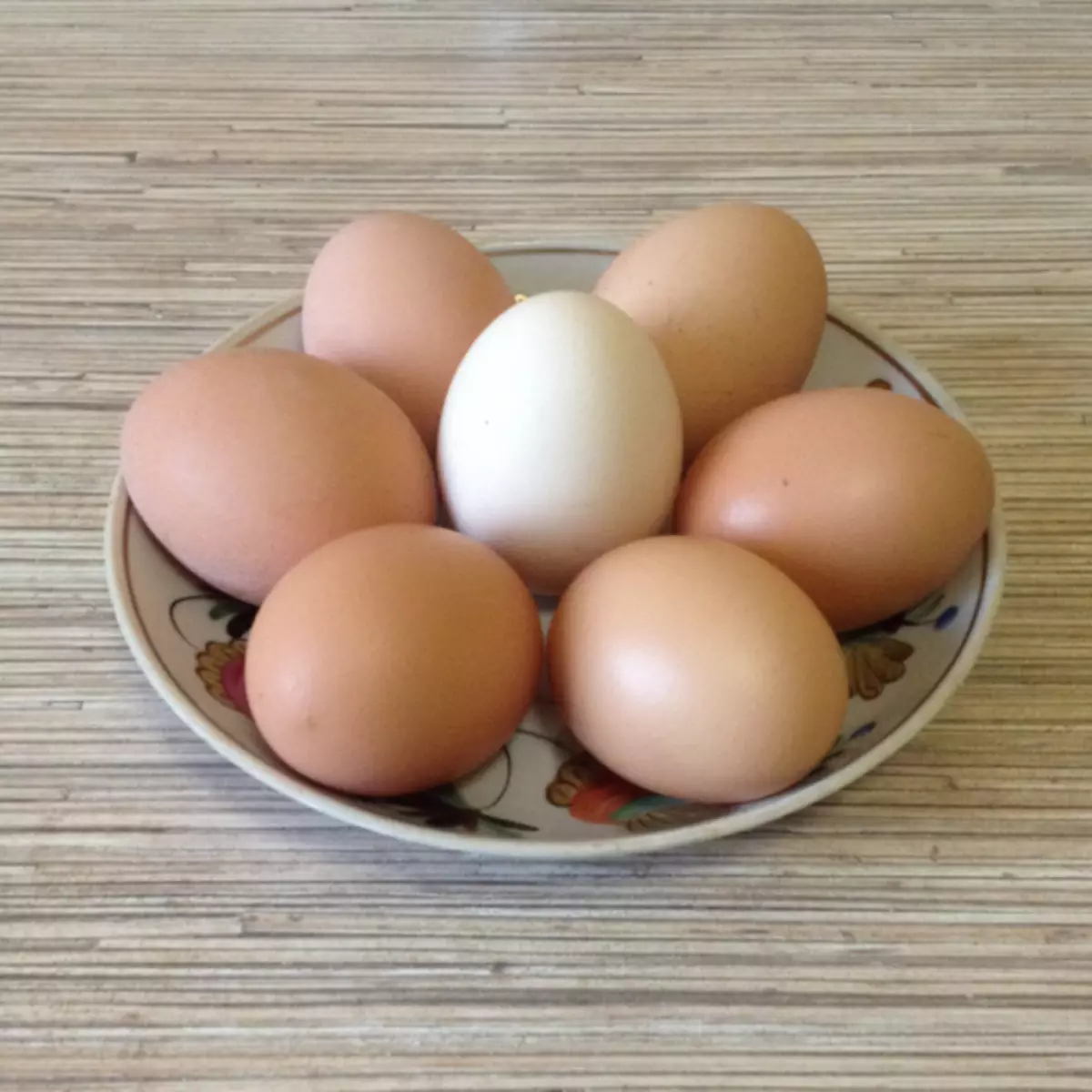 흰색과 갈색 껍질이있는 계란은 접시에 누워있다.