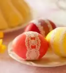 Ανοιχτές κορδέλες σε ζωγραφισμένα αυγά