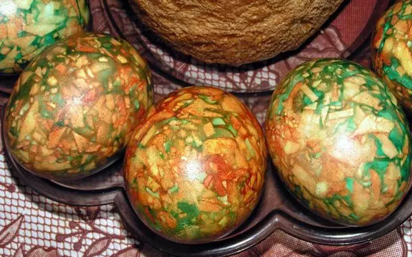 Τρία αυγά ζωγραφισμένα με κρεμμύδι και πράσινο