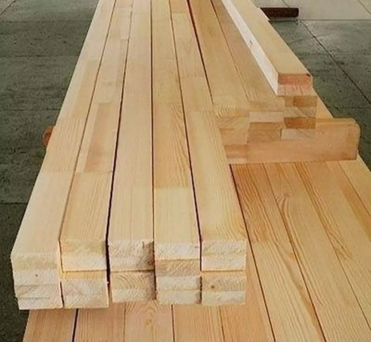 Leseni les za izdelavo prečnih ograj za lag
