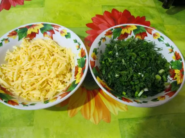 चीज आणि हिरव्या भाज्या