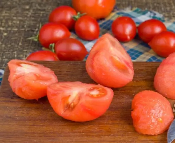 Išgrynintos ir supjaustytos pomidorai