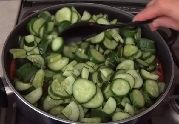একটি saucepan মধ্যে কাটা cucumbers