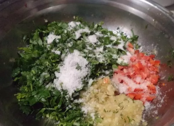 Verde, usturoi, piper și sare într-un castron
