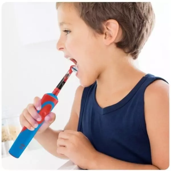 Kūdikių berniukas su elektriniu dantų šepetėliu