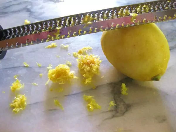Removing the zest from lemon
