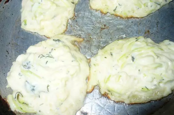 Zucchini fritters med stuga ost i en panna