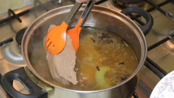 Fjernelse af kød fra bouillon med kulinariske tang